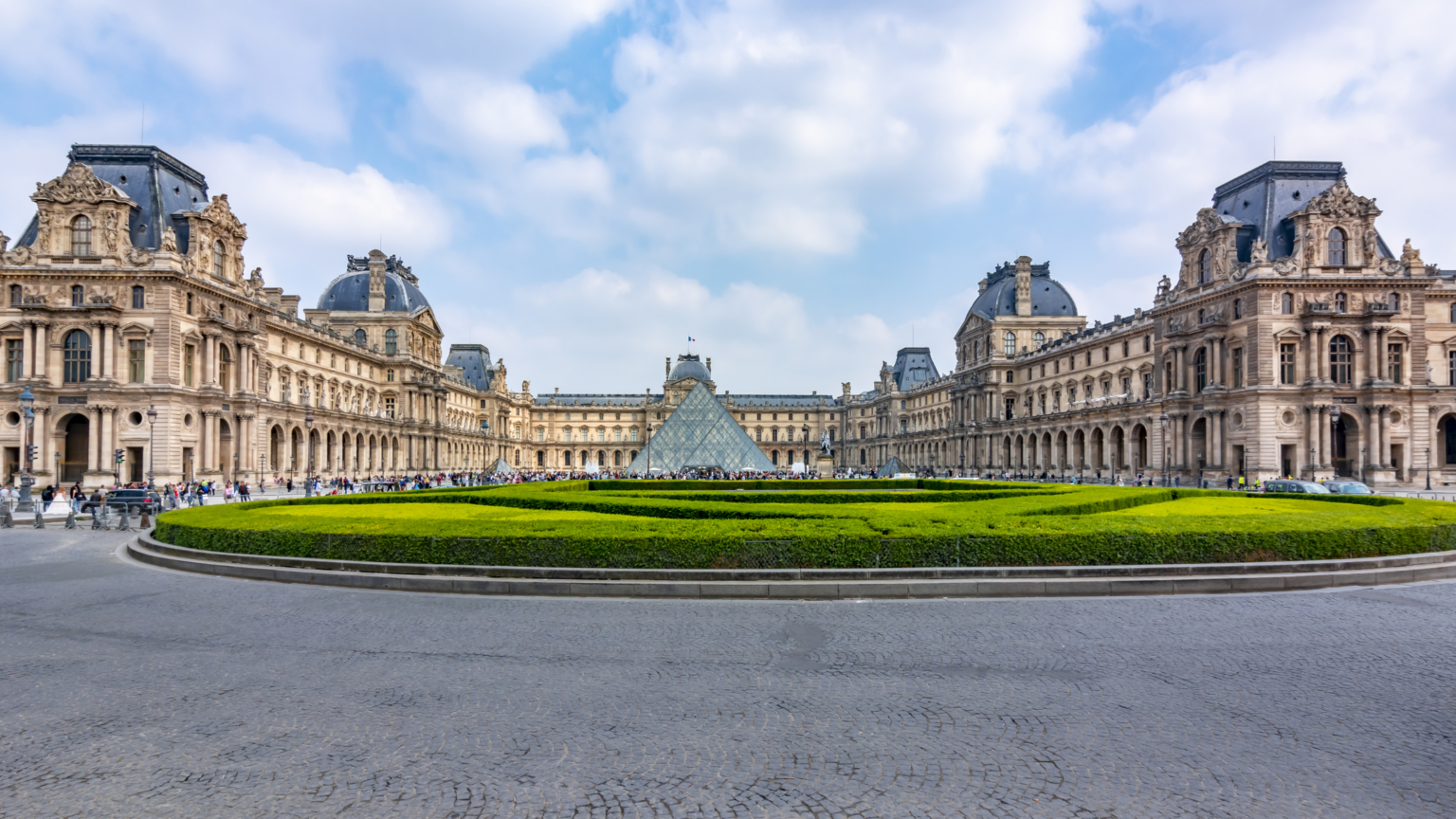 10 cool facts about the Louvre - LivTours